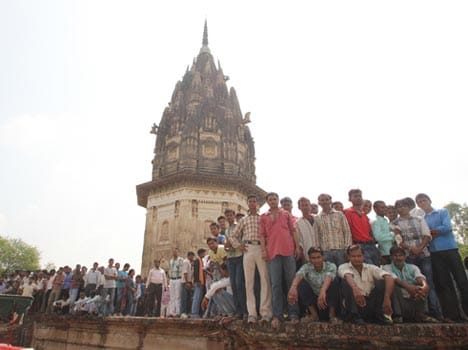 Trace Hidden Treasure Of Gold In Raja Rao Ram Bux Fort In Unnao - Amar ...