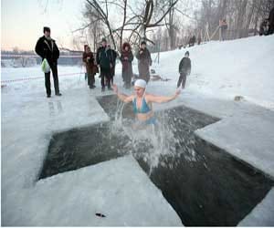 Russia Epiphany Ice Bath Ritual - Amar Ujala Hindi News Live - इस आस्था ...