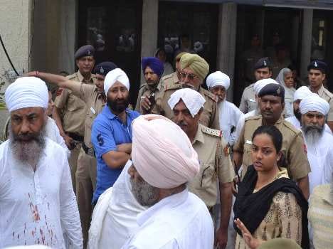 गुरु के दरबार में भिड़े नामधारी गुट - Battery Between Namdhari Group In ...