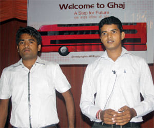 तीन फ्लोर की बस बना रहे युवकों ने बताया मॉडल - Three Storey Bus In ...