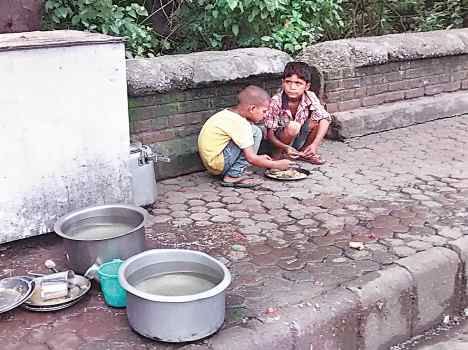 Pics:देवभूमि में 'कचरा' खाते बच्चे - Children Eat Food From Garbage ...