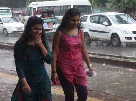 तस्वीरें:दिल्ली में झमाझम बारिश से मौसम बदला - Rain In Delhi_rain_photo ...