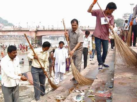 Pics:गंगा मैया का उद्घार करने जुटे हजारों हाथ - Amar Ujala Clean Ganga ...