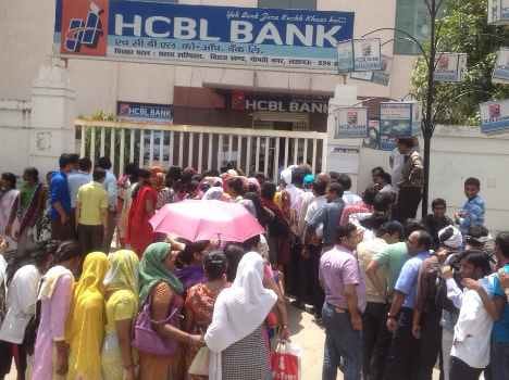 'बैंक डूबते' ही लखनऊ में हड़कंप, पैसा निकालने के लिए लगीं कतारें ...