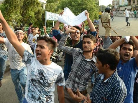 Cpmt पेपर लीक पर बवाल, पुलिस ने चलाई लाठियां - Students Demand To ...
