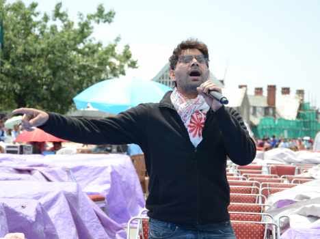 जसवीर जस्सी पर चढ़ा शिमला का खुमार, देखिए तस्वीरें - Jasvir Jassi In Shimla Summer Festival ...