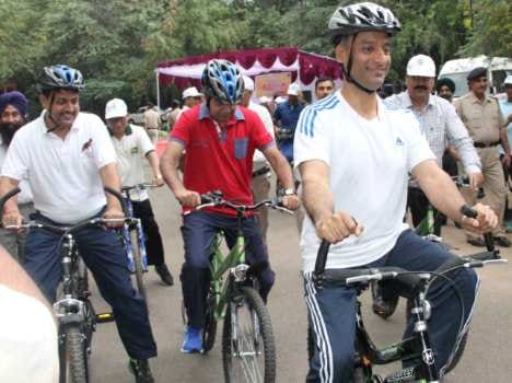 देखिए, जब एडवाइजर ने दौड़ाई साइकिल तो चौंक गए सब - Bicycle Rally On The ...