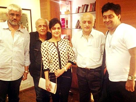 इतने सारे भट्टों के बीच कौन है ये खूबसूरत हसीना? - Deepali Sathe Got ...