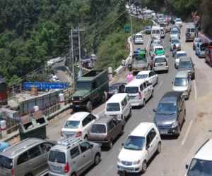जरूरी काम हो तो ही आज निकलें घर से बाहर - Traffic Jam In Dehradun ...