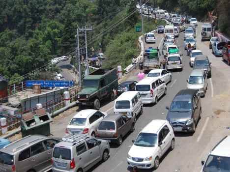 मसूरी में लगा 6 Km लंबा जाम, पर्यटक बोले हाय राम - Traffic Jam In ...
