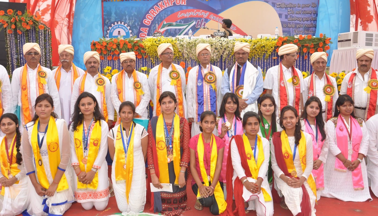 कुर्ता-पाजामा में विद्यार्थियों ने ली उपाधि - Itm Gida Convocation ...
