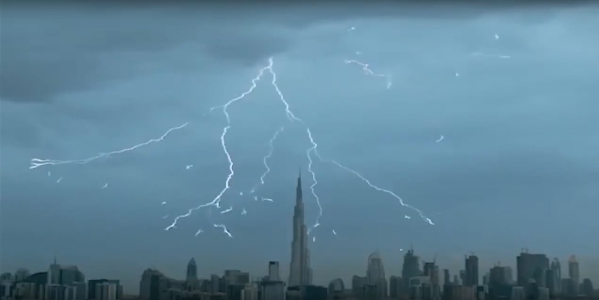 बिजली गिरने से झुलसी बालिका का शरीर रेत में दबाया - The Girl's Body ...