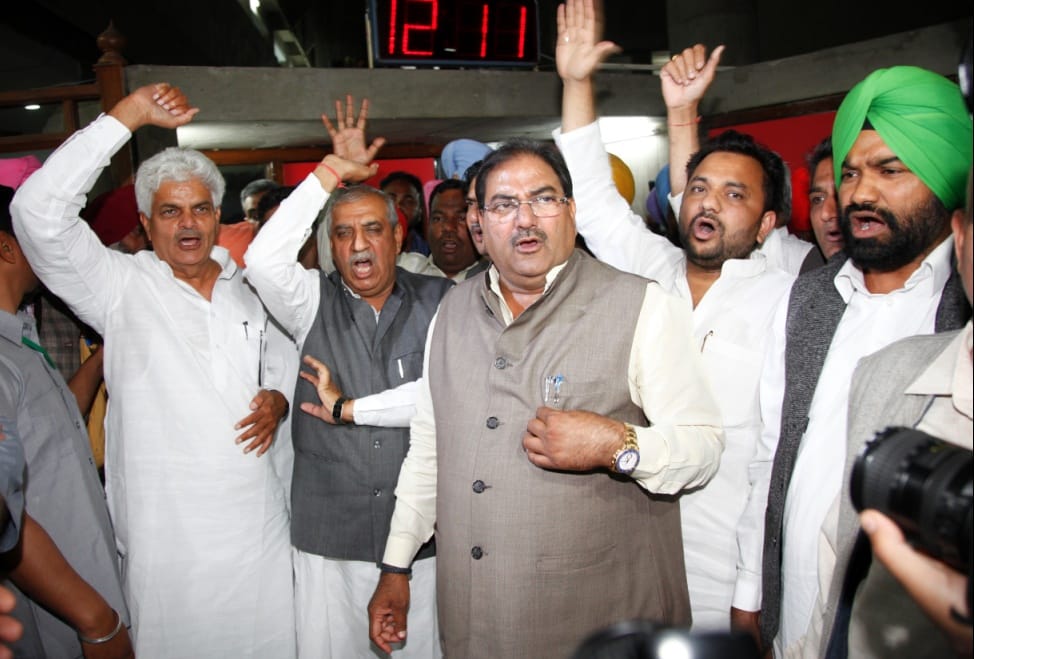 एसवाईएल मुद्दे पर पंजाब-हरियाणा सदन की मर्यादा तार तार - Syl Issue, Satluj Yamuna Link Canal ...