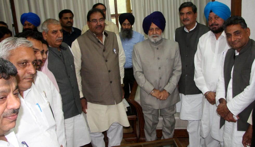 एसवाईएल मुद्दे पर पंजाब-हरियाणा सदन की मर्यादा तार तार - Syl Issue, Satluj Yamuna Link Canal ...