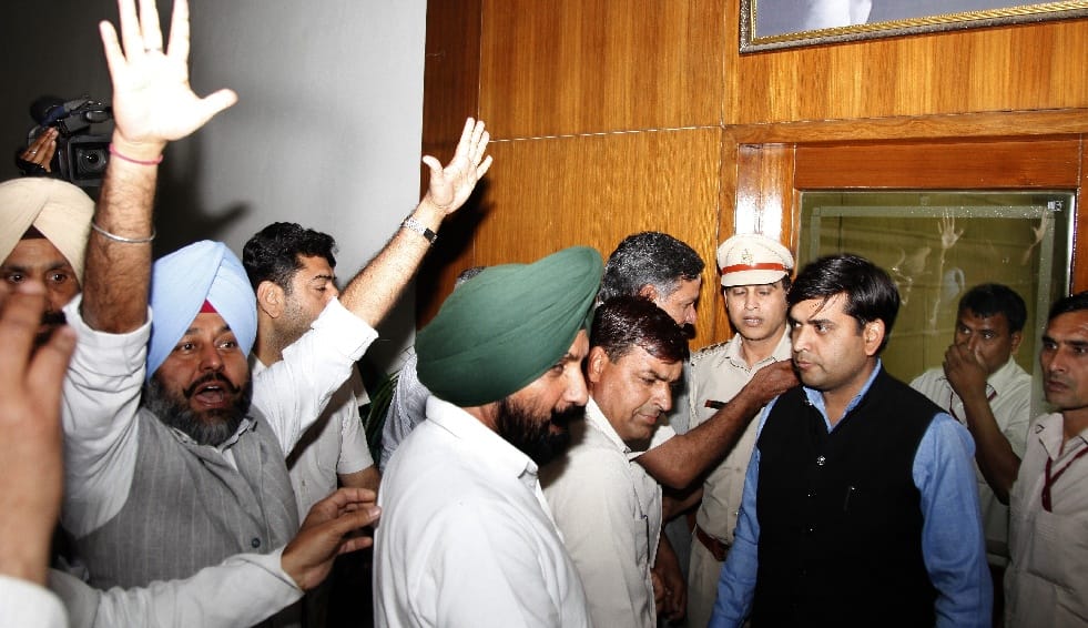 एसवाईएल मुद्दे पर पंजाब-हरियाणा सदन की मर्यादा तार तार - Syl Issue, Satluj Yamuna Link Canal ...