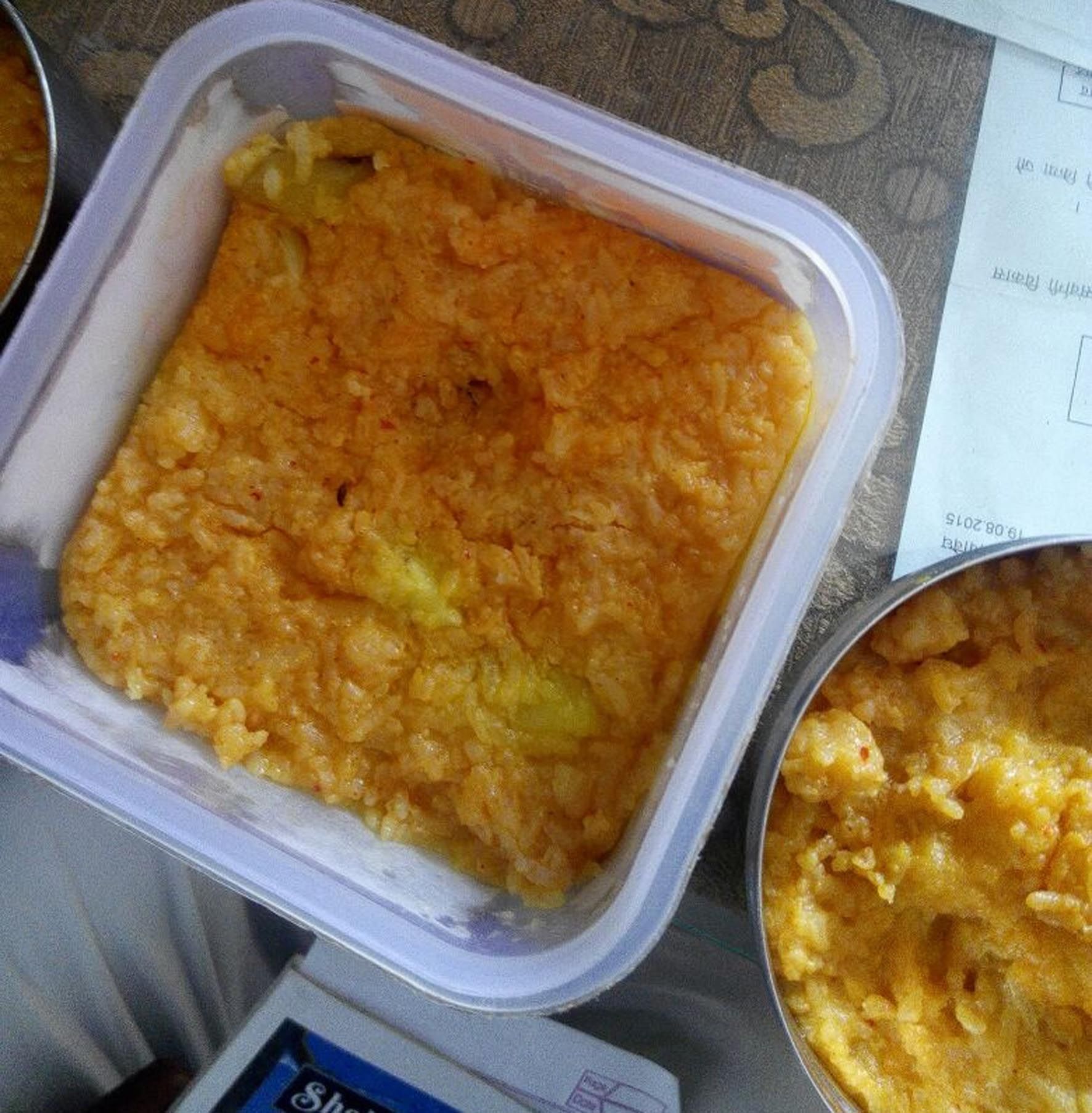 वाराणसी:कन्या इंटर कॉलेज में एमडीएम के खाने में मिला कीड़ा, छात्राओं ने ...