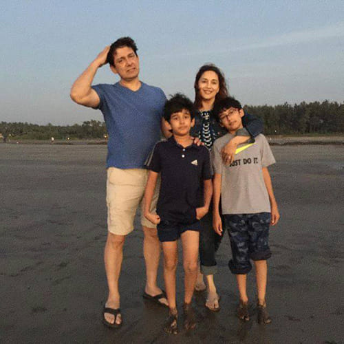 मिलिए माधुरी दीक्षित की बहनों से, अभी तक लाइमलाइट से हैं दूर - Madhuri ...