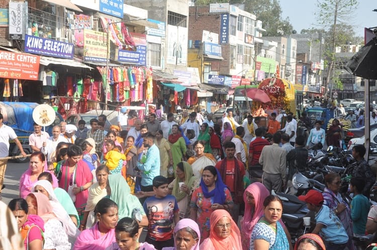 मनीमाजरा में निकाली गई जगन्नाथ रथ यात्रा, उमड़ी भीड़ - Jagannath Yatra ...