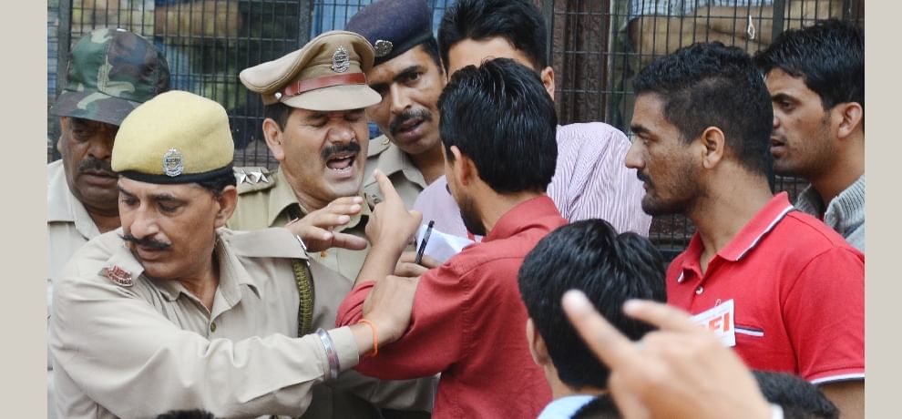 Sfi Rally To Vc Office At Hpu, Protest Live Photos. - Amar Ujala Hindi ...