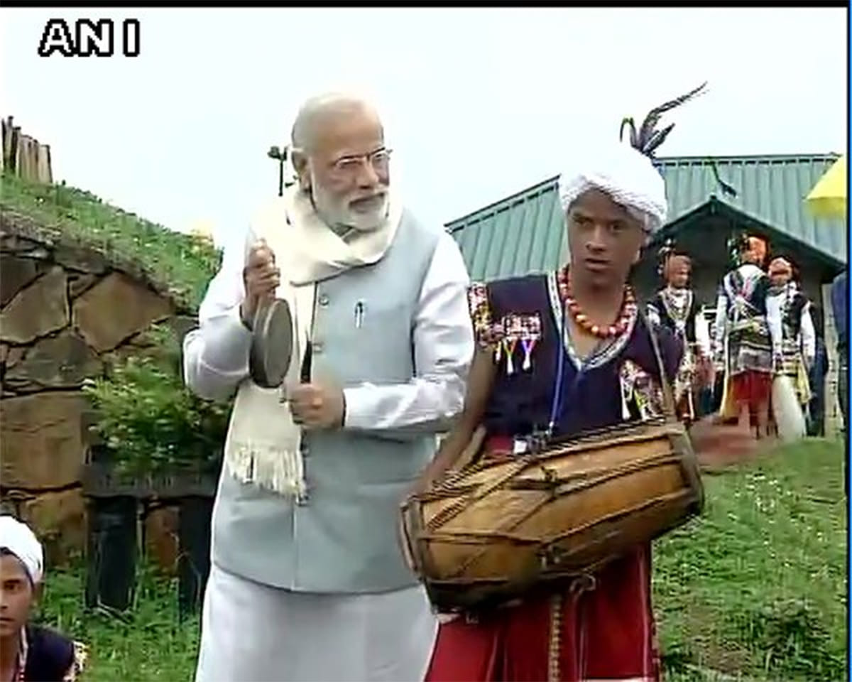 तस्वीरें:पीएम मोदी पहुंचे एशिया के सबसे स्वच्छ गांव में, ढोल-नगाड़ा भी ...