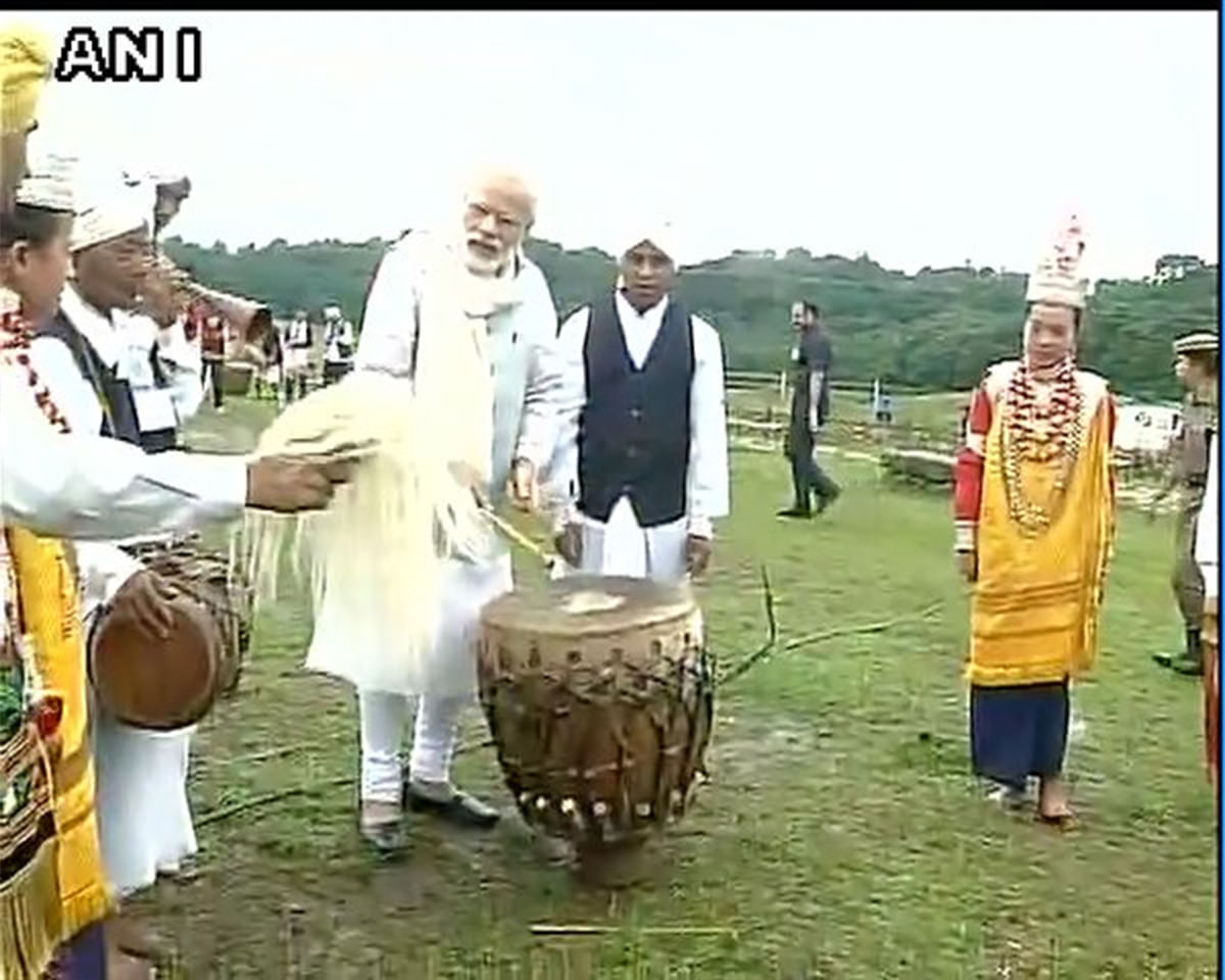 तस्वीरें:पीएम मोदी पहुंचे एशिया के सबसे स्वच्छ गांव में, ढोल-नगाड़ा भी ...