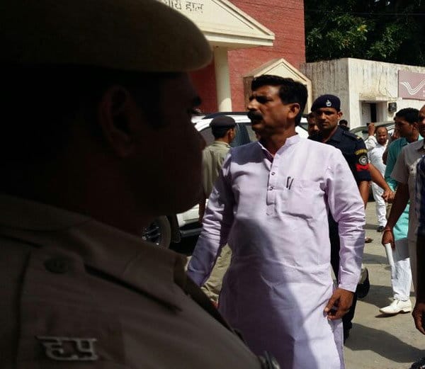 भाजपाई मंत्री ने दिखाई गुंडागर्दी, मीडियाकर्मी को पीटा, देखिए तस्वीरें ...