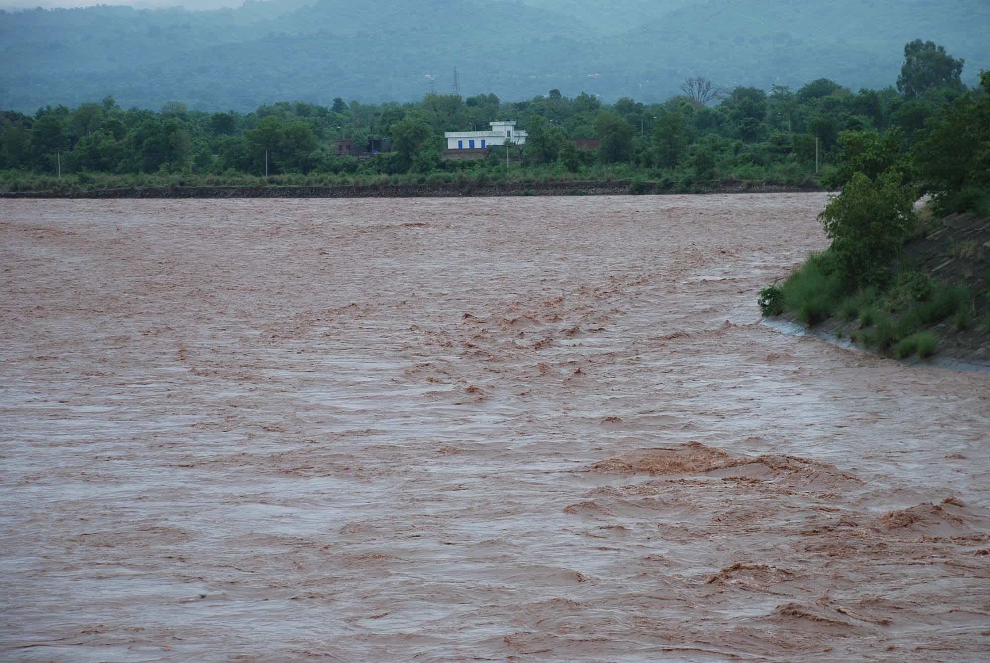 नदी में समाए 11 मकान - 11 Houses Destroyed In The River - Amar Ujala ...