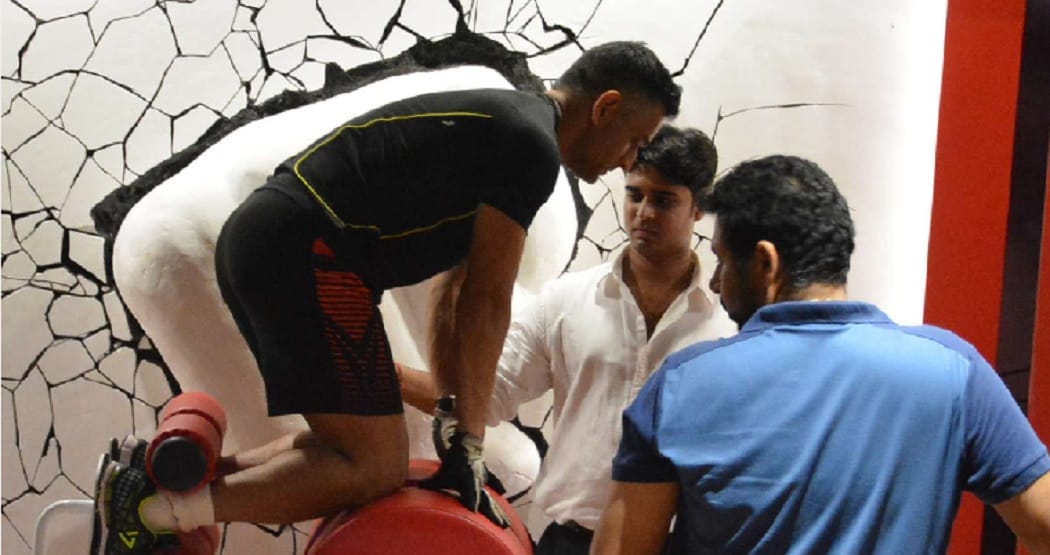 जिम में धोनी करते रहे वर्कआउट, बाहर प्रशंसक झलक पाने को दिखे बेताब ...