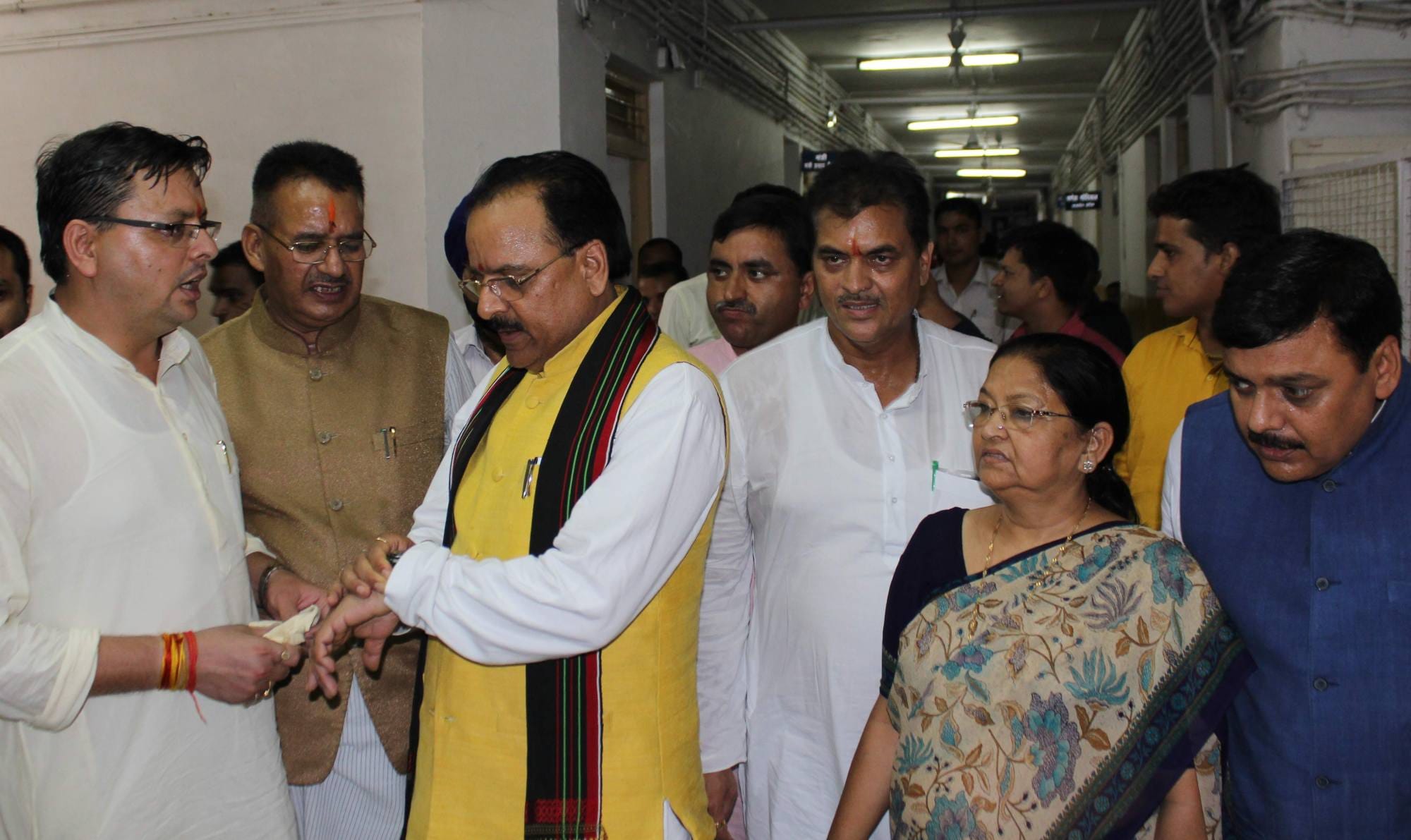 उत्तराखंड विस में तार-तार हुईं संसदीय परंपराएं, चला हाईवोल्टेज ड्रामा - High Voltage Drama In ...