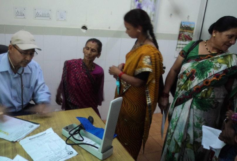 नाक, गले में इंफेक्शन के रोगी बढ़े - Almora Patient At The Hospital ...