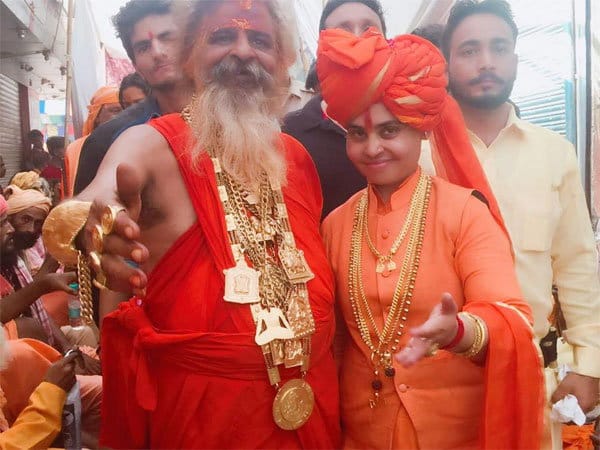 मिलिए, 26 साल की साध्वी से, बयान इनके विवादित, शौक बंदूकों का - Deva ...