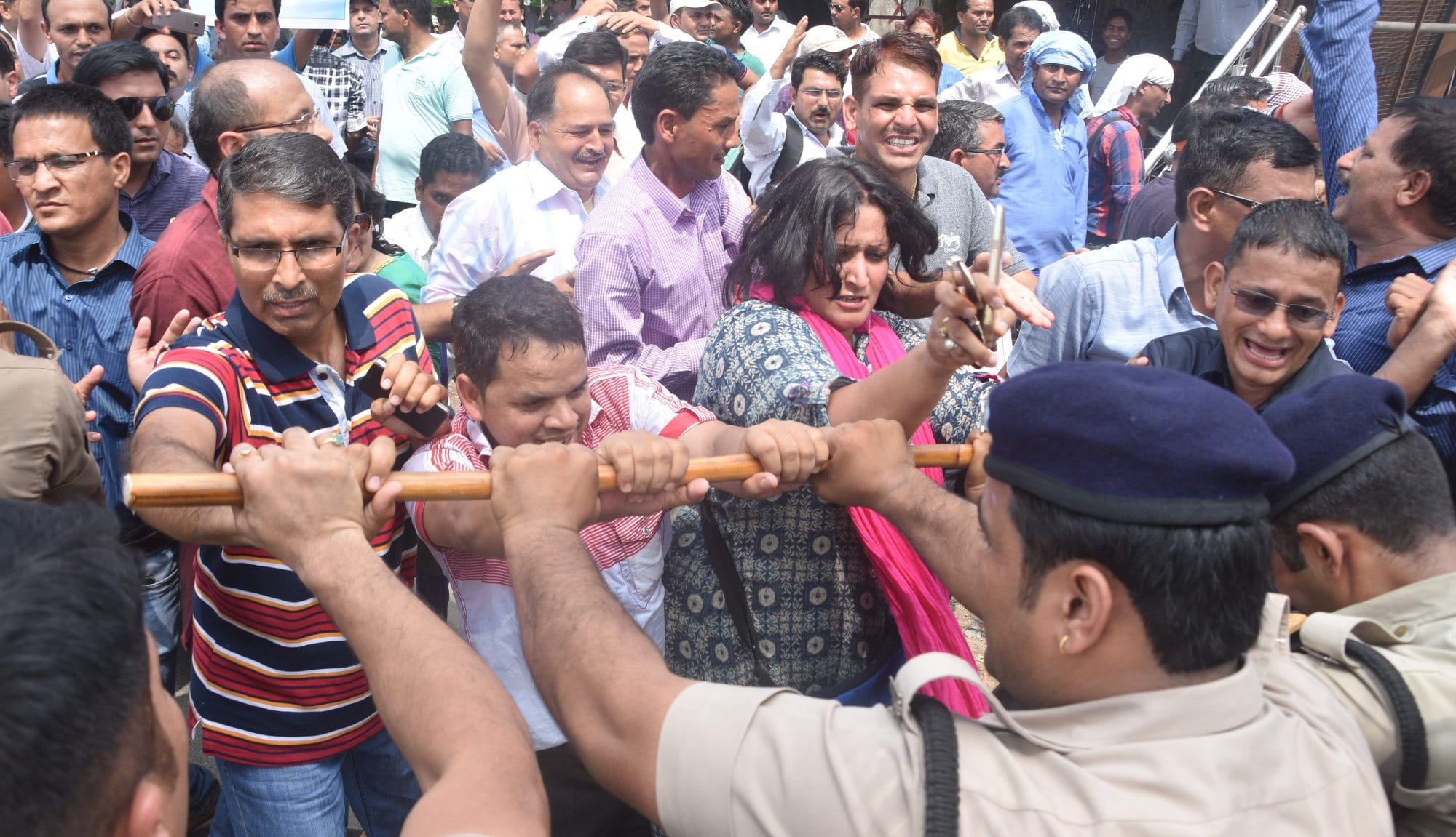 शिक्षकों पर पहले बरसीं लाठियां, शाम को पिघल गए सीएम साहब - Lathi Charge ...
