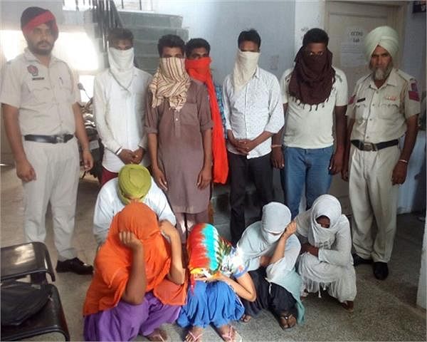 मलोट में सेक्स रैकेट 5 महिलाओं के साथ 6 युवक अंतरंग पकड़े Sex Racket