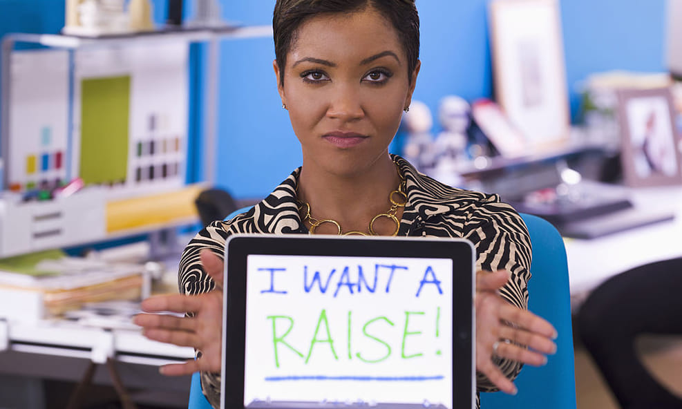 महिलाओं को कम वेतन क्यों? ये रही असली वजह - Why Women Are Paid Less ...