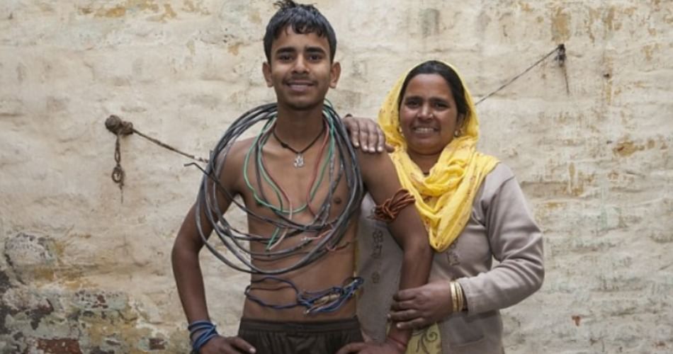 देखिए ऐसे युवक को, जो बॉडी से गुजार लेता है करेंट, डर नहीं मजा आता है - Sonipat Electric Boy ...