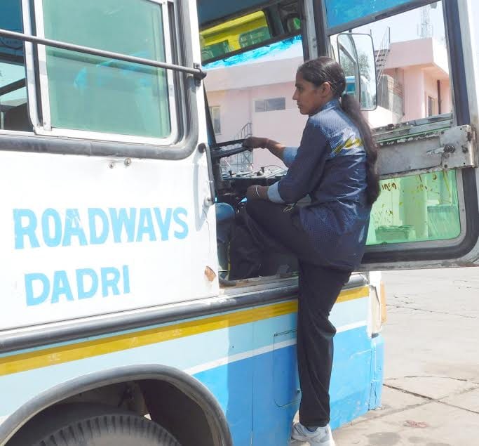 पिता का हाथ बंटाने को बबीता ने थामा बस का स्टेरिंग, लाइसेंस भी हैवी ...