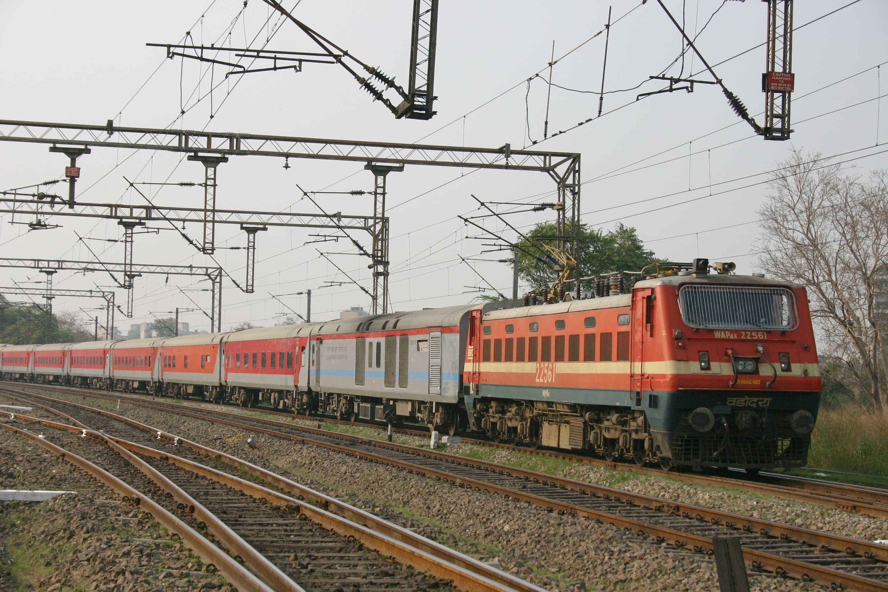 Delhi Goa Rajdhani Express Derails Front Wheel Of Hazrat Nizamuddin ...