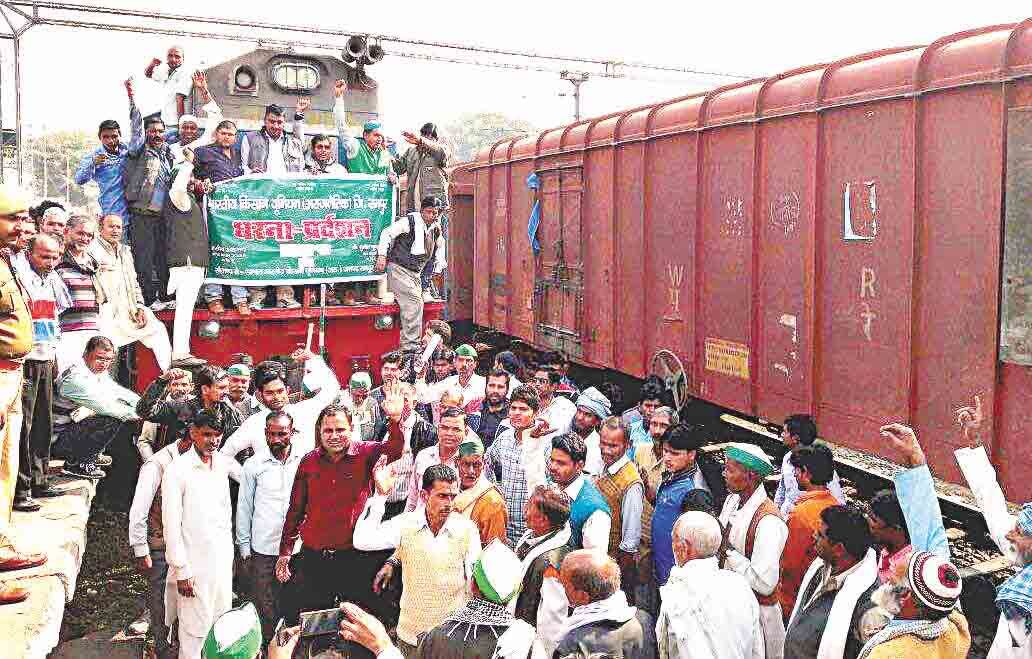 Note Bandi - Amar Ujala Hindi News Live - किसानों ने रोकी ट्रेन, हाईवे ...