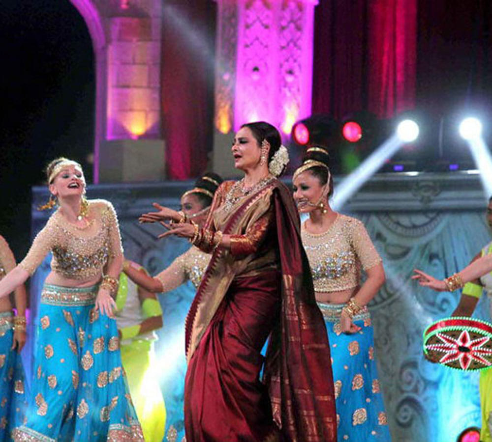 Video:'परदेसिया' गाने पर डांस करते हुए रेखा ने अमिताभ से इशारों में कहा ...