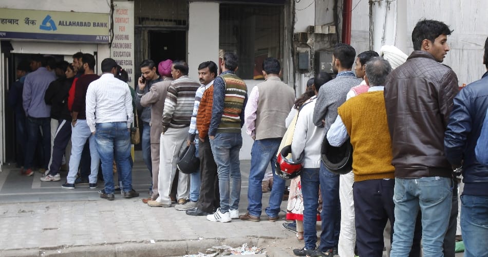नोटबंदीः आज, कल और परसों बैंक बंद, Atm के बाहर के हाल देखिए - Noteban ...