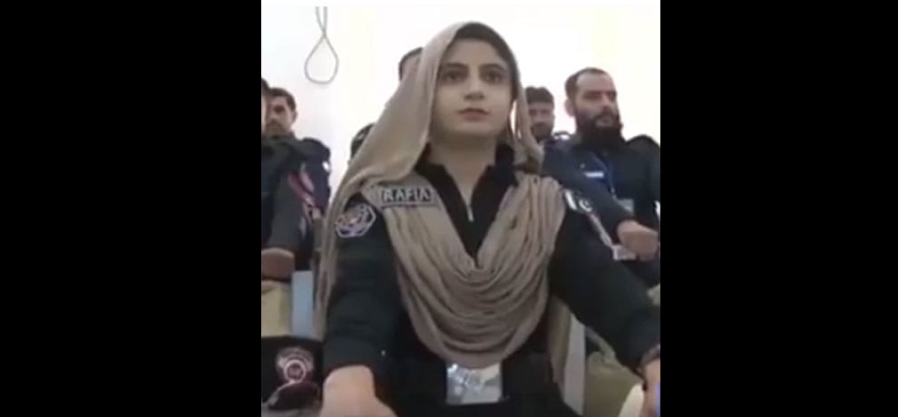 मिलिए पाकिस्तान के बम निरोधक दस्ते में शामिल पहली महिला से - Rafia ...
