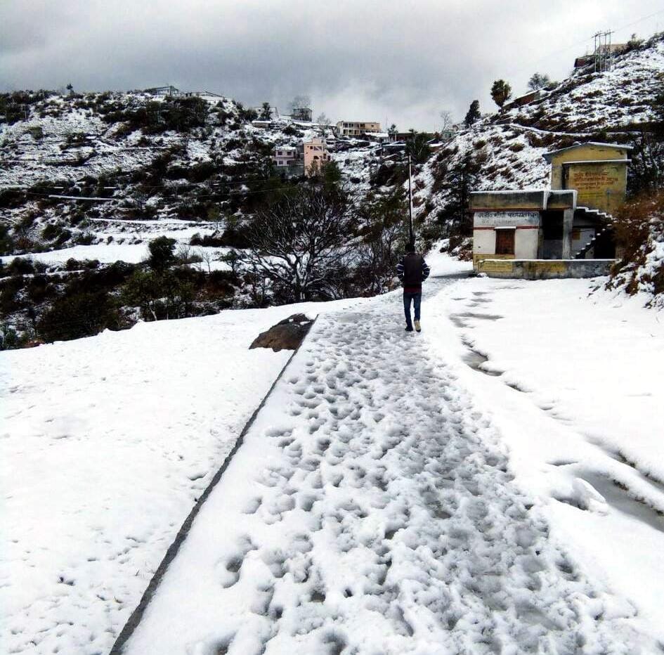 Pics:उत्तराखंड में भारी बर्फबारी, बर्फ से लकदक नजारे देखने को भागे ...