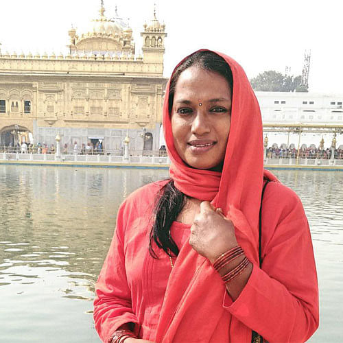 अपनी पहचान के लिए लड़ने वाली ये ट्रांसजेंडर, आज सबके लिए बन गई है रोल ... अपनी पहचान के लिए लड़ने वाली ये ट्रांसजेंडर, आज सबके लिए बन गई है रोल ...