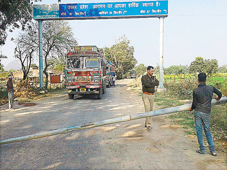 यूपी-एमपी सीमा में पुलिस ने लगाए बैरियर - Up-mp Border Barrier Erected ...
