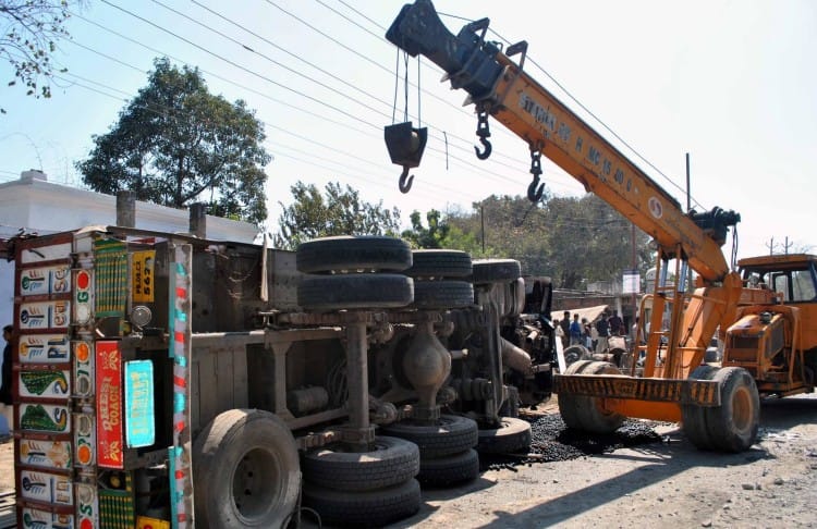 Jaipur: Truck Rammed Into Toll, Driver Saved His Life By Jumping - Amar ...