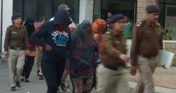 सेक्स रैकेट 15 हजार रुपये लेती थी एक रात के कमरे से यूं निकाल कर ले गई