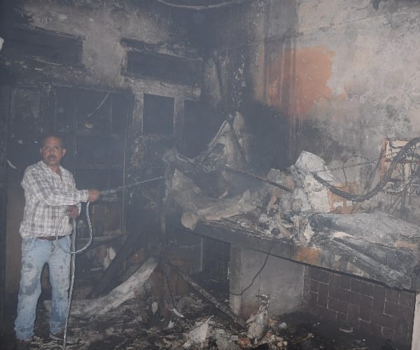 जीएसआई बिल्डिंग की लैब में धमाके से लगी आग, भगदड़ मची - Fire In Gsi ...
