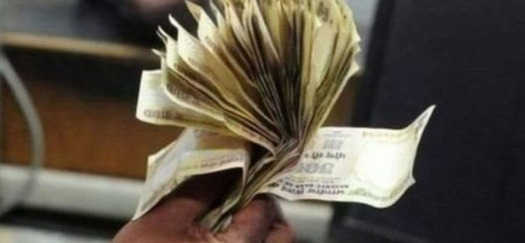 मुंबई में जारी है 500 और 1000 के पुराने नोट की अदला-बदली - Swaps Of 500 ...