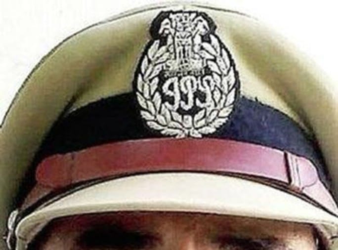 ये अफसर नेताओं के घर भी दबिश देने से नहीं हिचकते थे, बन गए थे कद्दावर ...