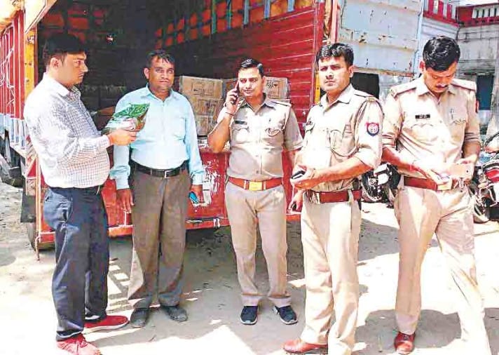 नकली कीटनाशक से भरा डीसीएम पकड़ा - Duplicate Kitnashak - Amar Ujala ...